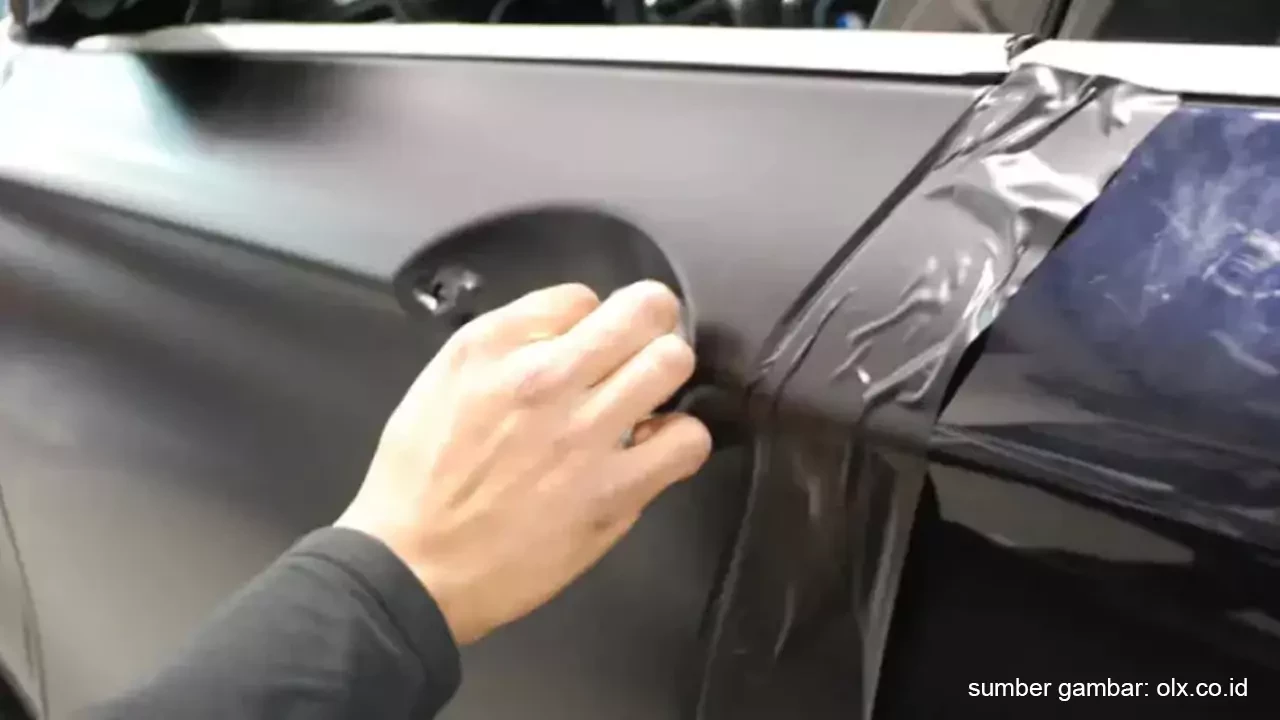 8 Cara Menghilangkan Bekas Aneka Jenis Lem di Body Mobil