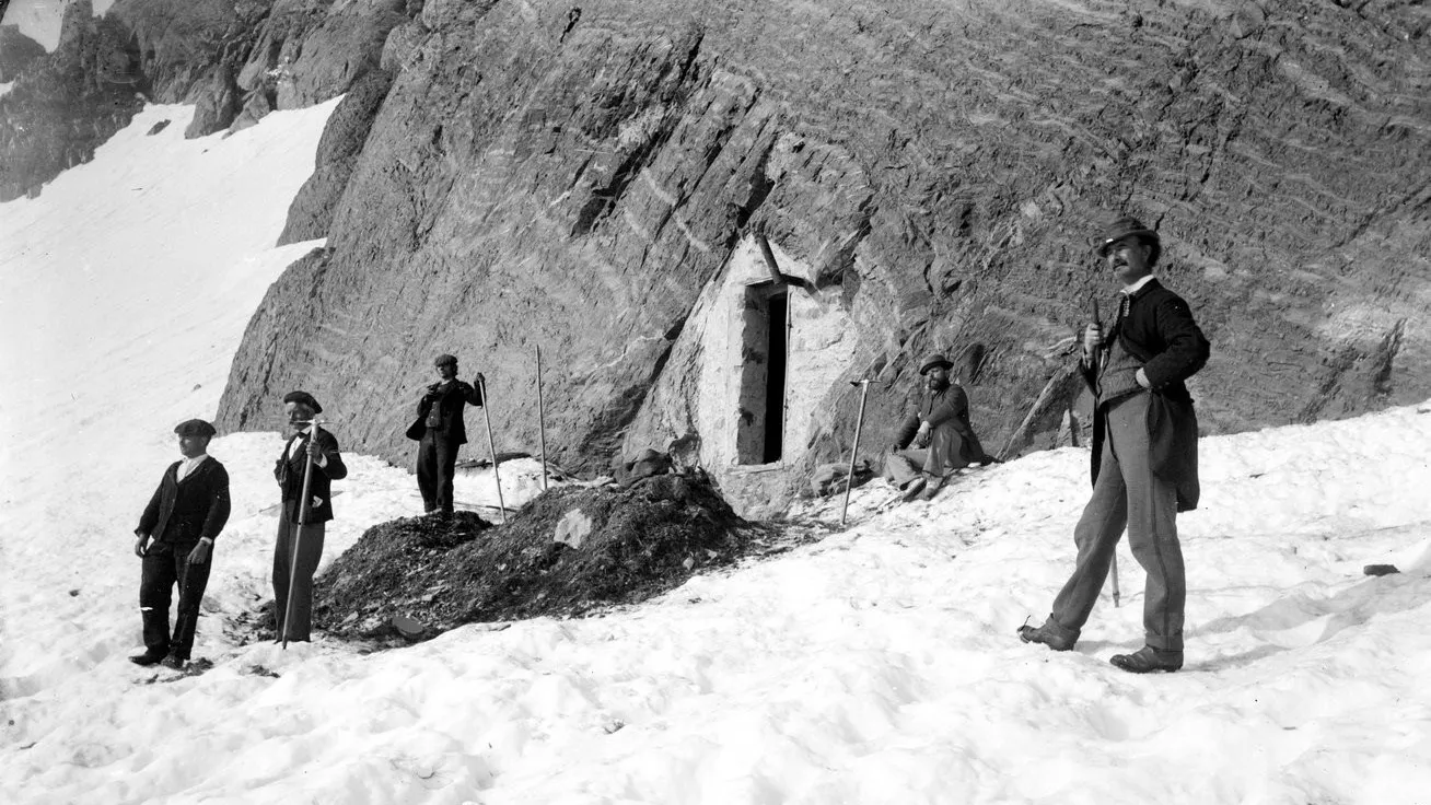 7 Cuevas De Russell: Historia, Itinerario Y Pasión Por El Vignemale