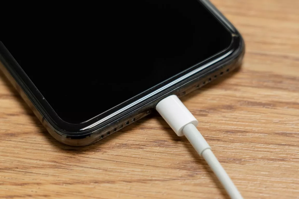IPhone qui ne charge plus : causes et que faire