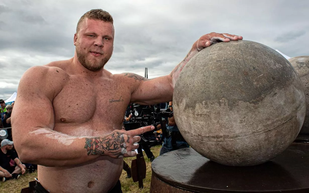 Tom Stoltman : à la découverte de l’homme le plus fort du monde 2022 - Coach Magazine