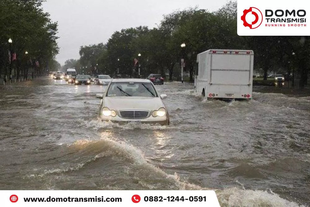 8 Komponen Mobil Yang Rawan Rusak Pasca Banjir - Domotransmisi.com