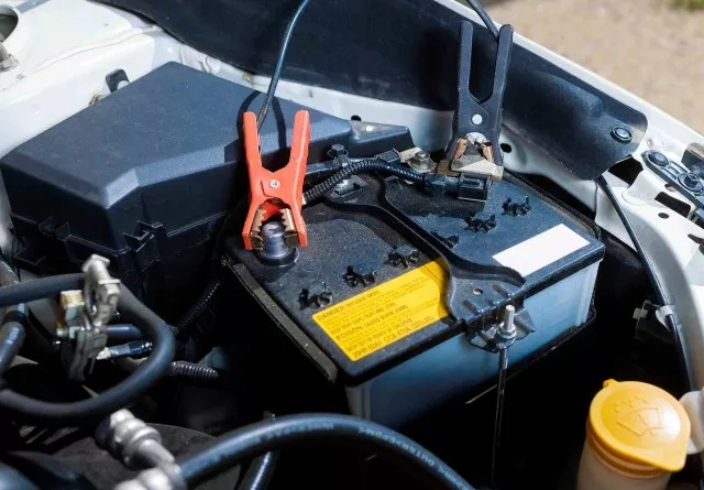 Penyebab Aki Mobil Tekor Dan Cara Mengatasinya - Domotransmisi.com