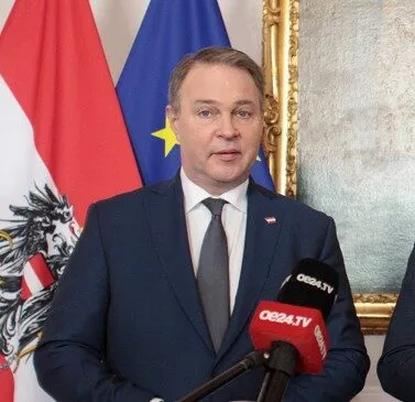 Als „linke Zecke“ beschimpft: Vizekanzler Babler klagt Kickl