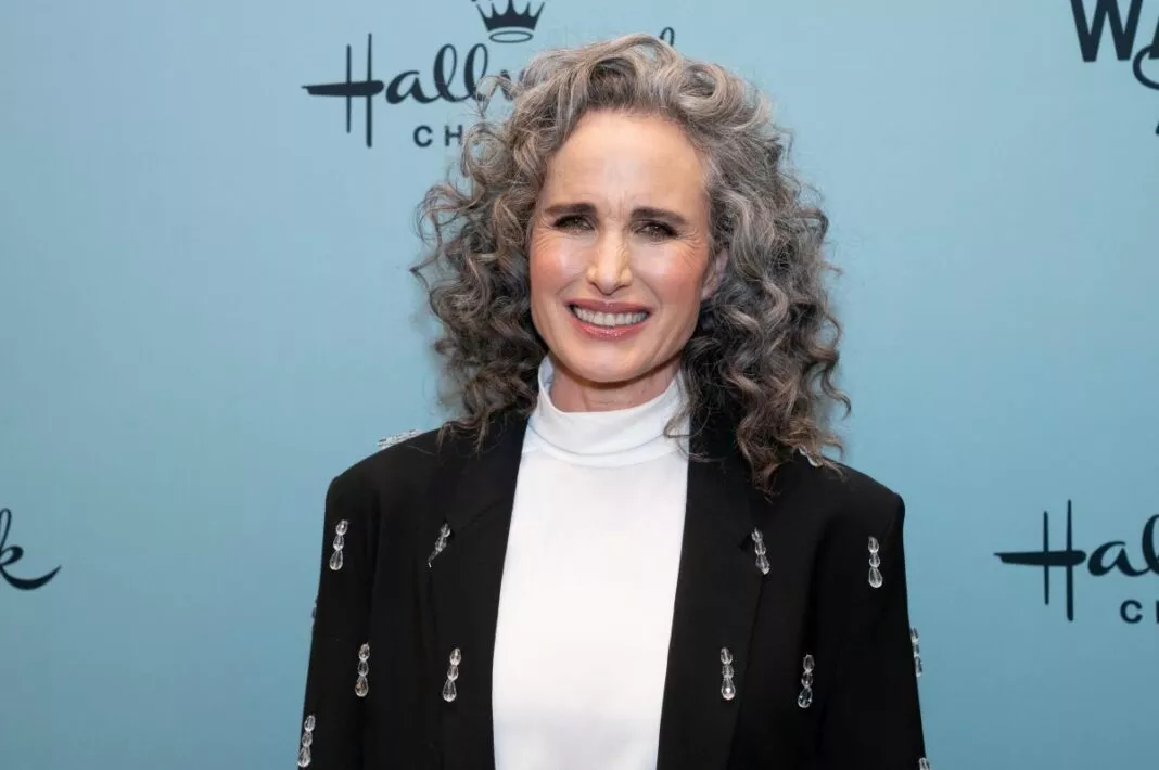 Comment adopter la tendance cheveux gris comme la belle Andie MacDowell ...