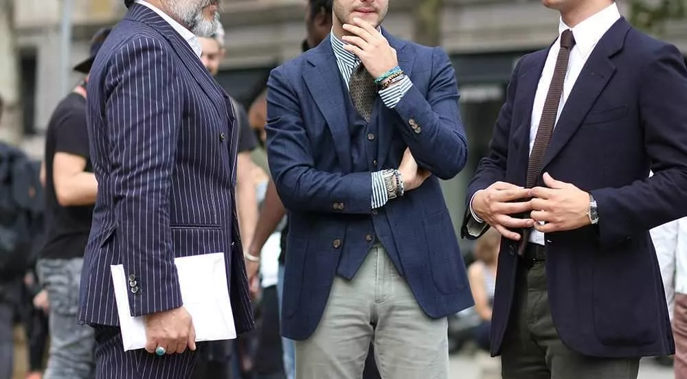 Le guide de col de chemise : italien, français, anglais