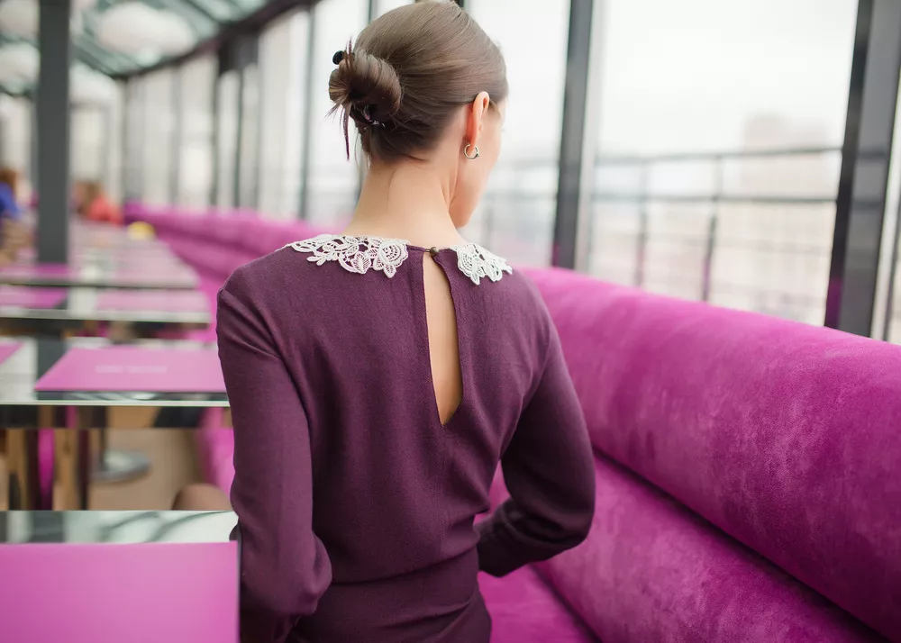 Comment porter une robe violette ? Idées de tenues et conseils