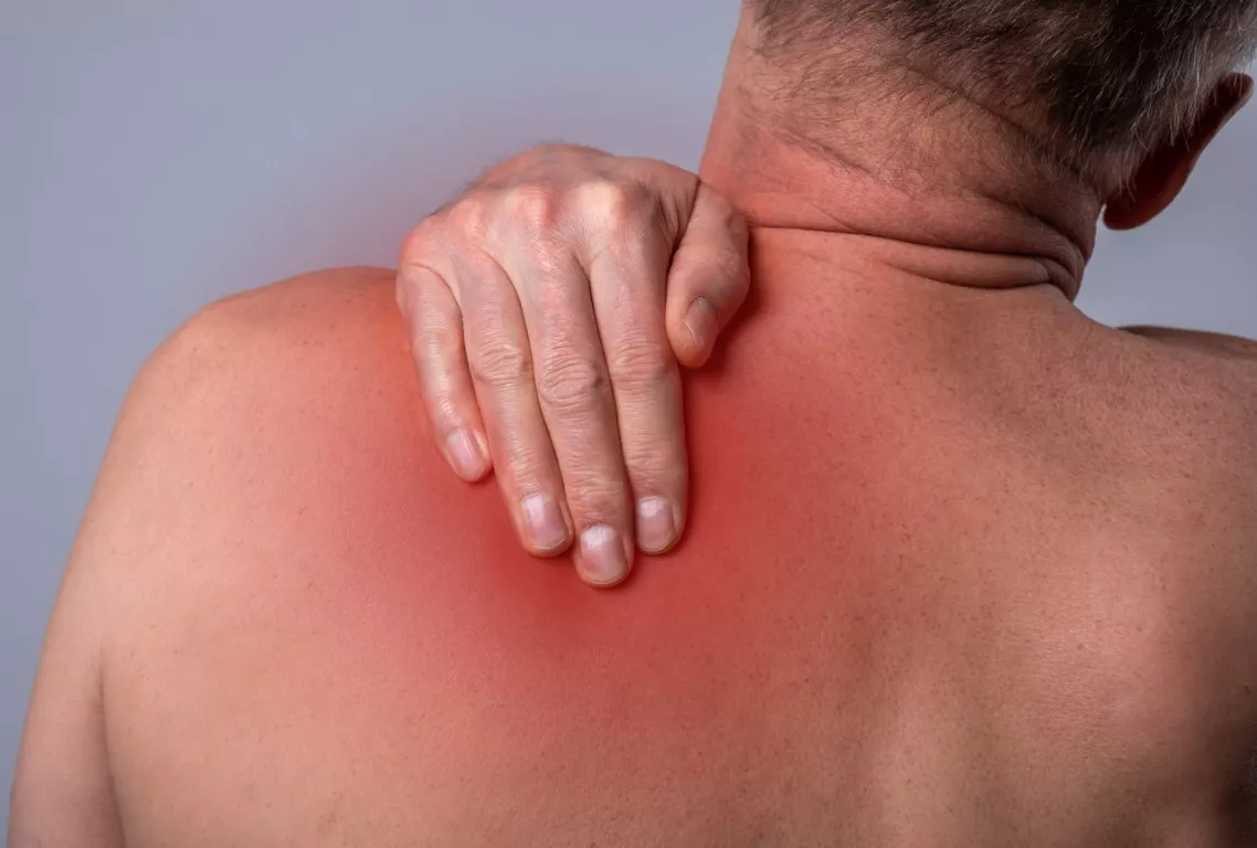 Douleur entre les omoplates : causes et comment se soulager ...