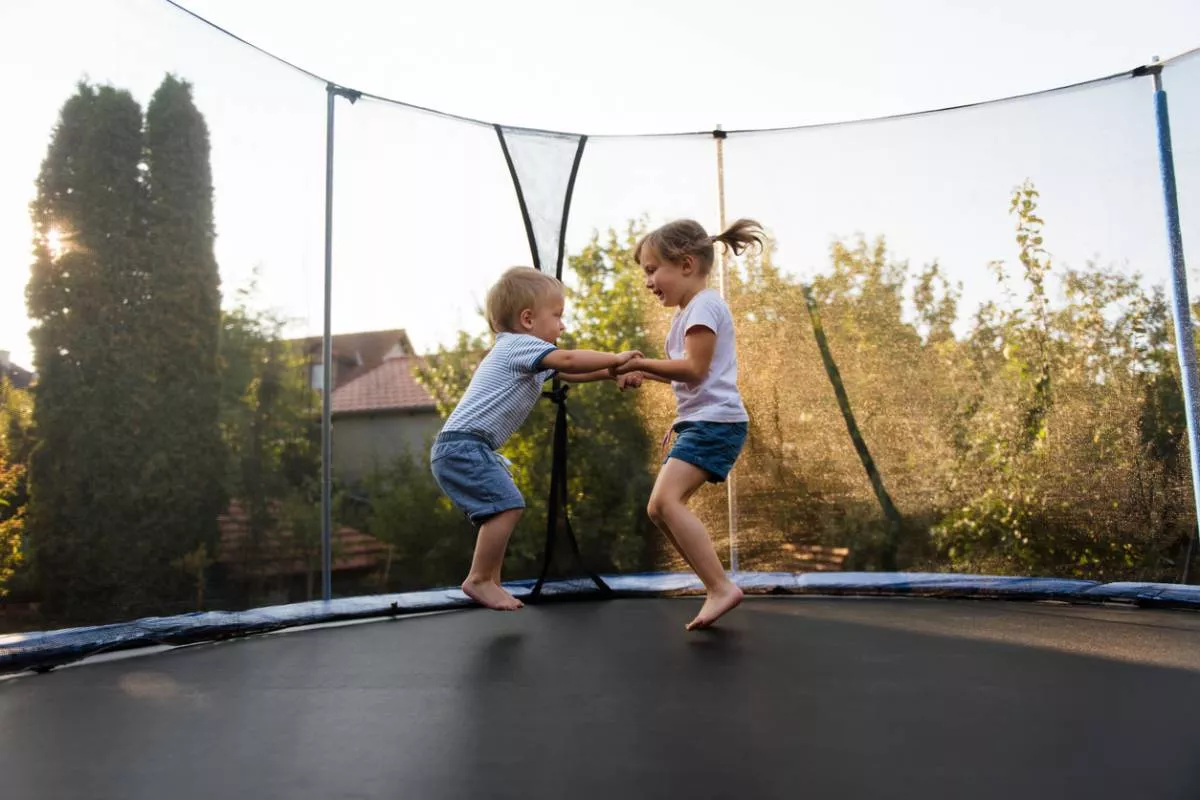 Trampoline extérieur : attention à la qualité ! - Vivons Maison