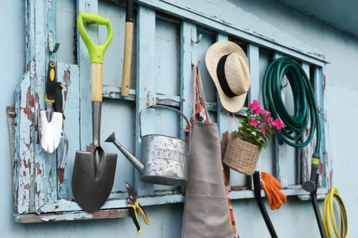 7 idées de rangement pour les outils de jardin - Vivons Maison
